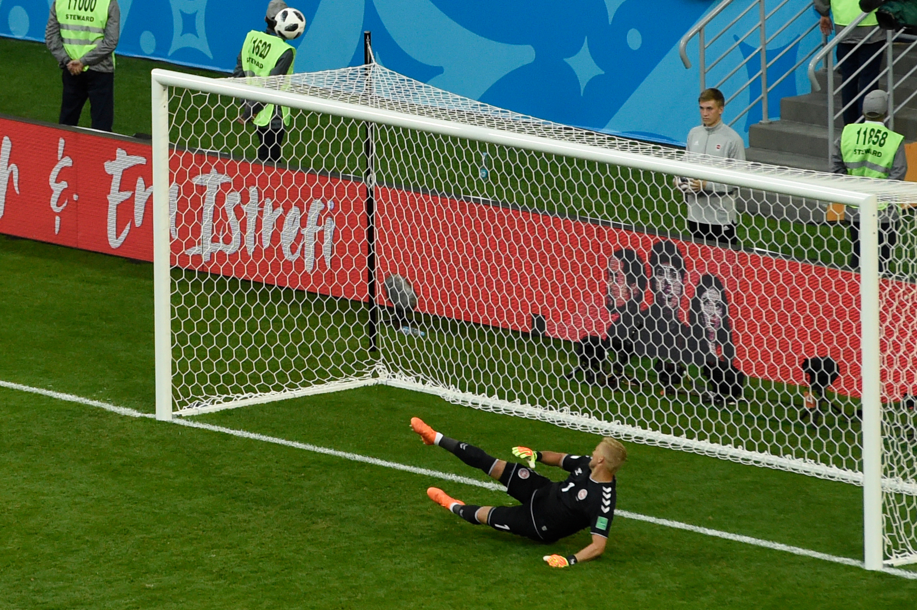 Fotos: pênalti perdido, derrota e choro, a tristeza de Cueva na estreia ...