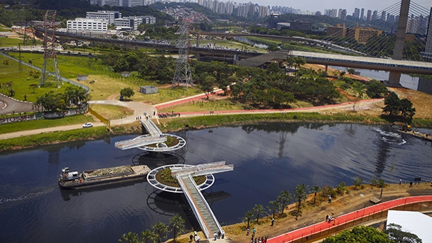 Ponte móvel mais ciclovia marcam o início de um Parque Linear na margem ...