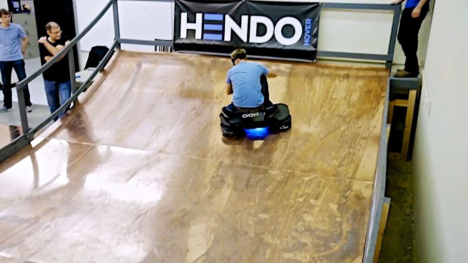 Tony Hawk faz manobras com o Hoverboard - Skate voador do 'De volta ...