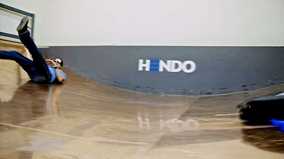 Tony Hawk faz manobras com o Hoverboard - Skate voador do 'De volta ...