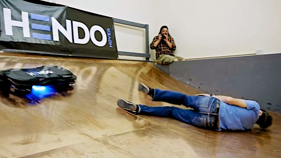 Tony Hawk faz manobras com o Hoverboard - Skate voador do 'De volta ...